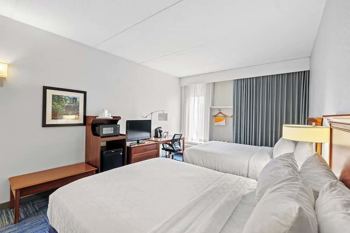 4 Rooms With Free Continental Breakfast And Pool Near Hiking At Lehigh Parkway - Allentown, PA