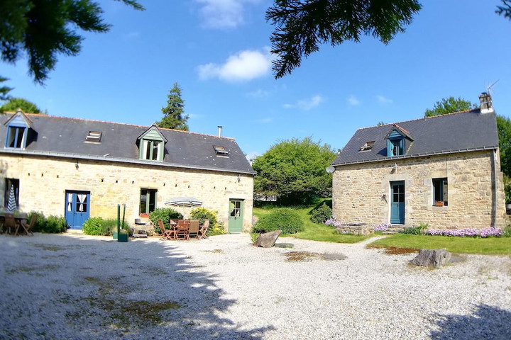 3 6-bed Huizen Met Een Perceel Van Ongeveer 1 Hectare En Een Verwarmd Zwembad - Bretagne