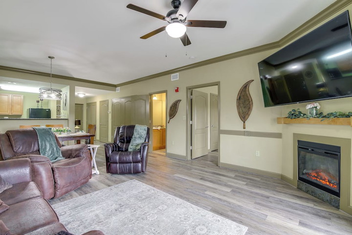 Mtn Views, Pool Access! Walkable Gem Near Parkway - Pigeon Forge, TN