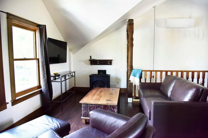 Urban Oasis Guesthouse: With Hot Tub & Firepit, Highlands, Sleeps 6-8 - Lakewood, CO