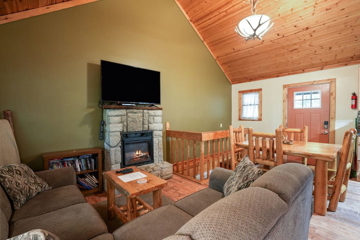 Wyandot Cabin At Big Pine Retreat | 40 Acres - Hocking Hills State Park, OH
