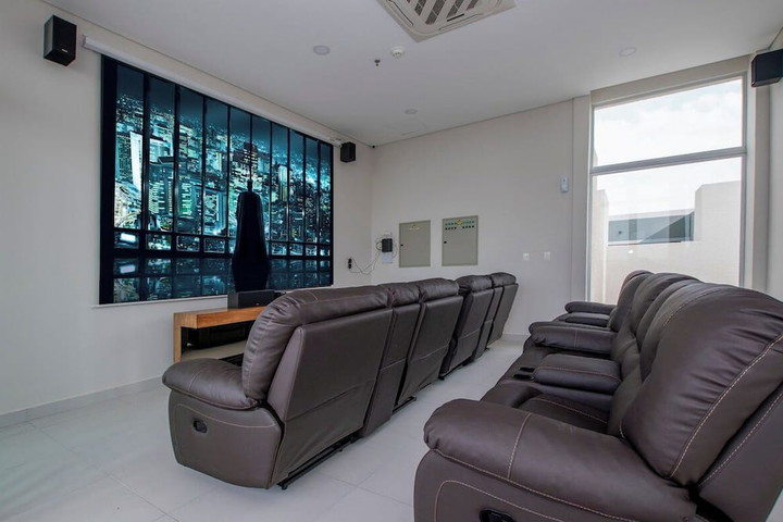 Modern Stay With Kitchen Pool & Gym, Los Laureles - Asunción