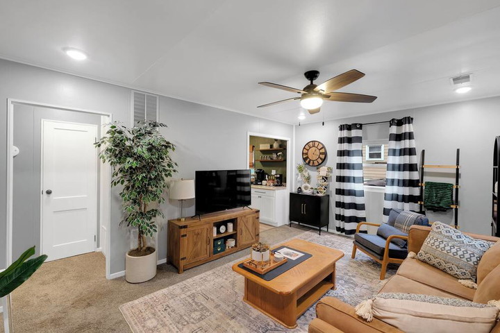 Renovated 2br/1ba Oasis In Jeffersonville - 10 Mins To Louisville - With Yard - Kentucky Derby - Louisville