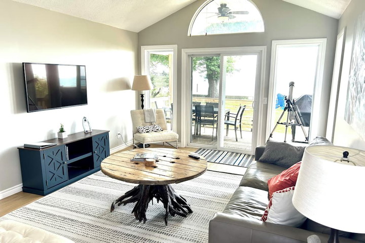 Beautiful Waterfront Lake House In The Heart Of Epic Wine Country - Amherstburg
