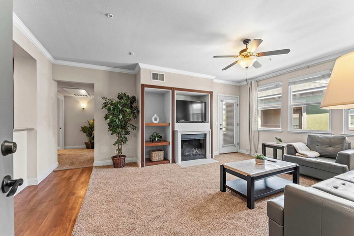 South Reno 2br · Mountain Views, Pool & Sauna - Reno
