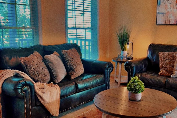 Stay Peachy, Stay Chic - Modern Southern Charm - Albany, GA