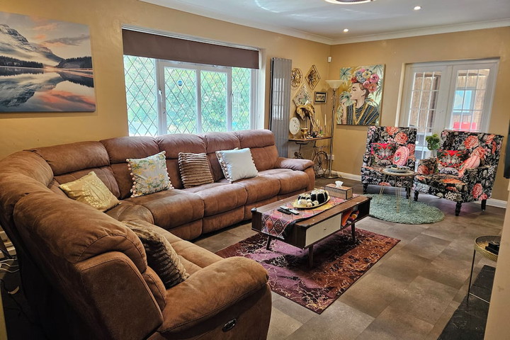 Large 4 Bed House With Huge Garden And Parking - Surbiton