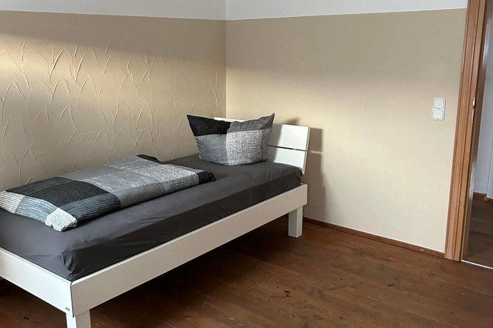 Wohnung  Tom Helle Fewo Mit 5 Schlafräumen, Platz Für 12 Personen, Küche Und Balkon Und  Kostenfreiem Wlan Und Parkplatz - Aichach