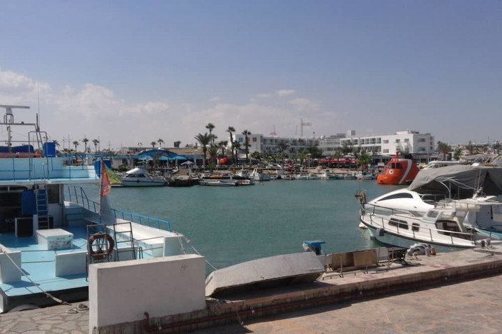 Two Bedroom 2nd Floor Apt Sleeps 4/5 Sea Views Wifi Full Sky Package Air-cond8 - Famagusta
