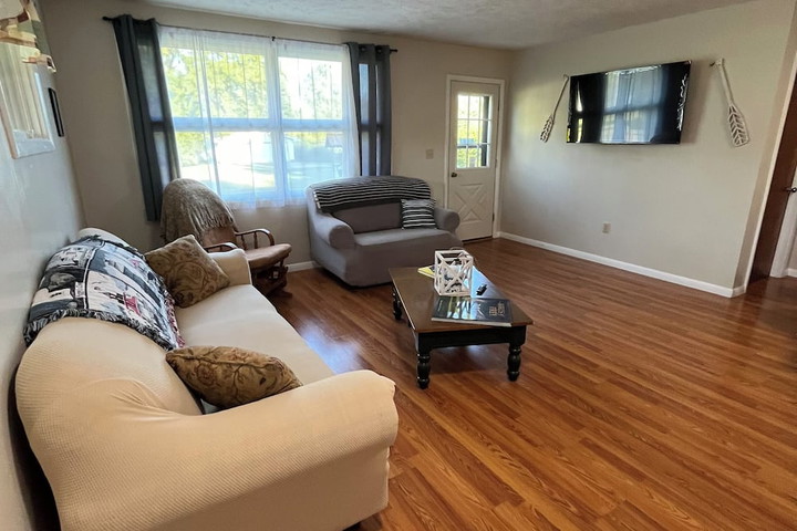 Lake View 2-bedroom Cottage With New Hot Tub - Ohio