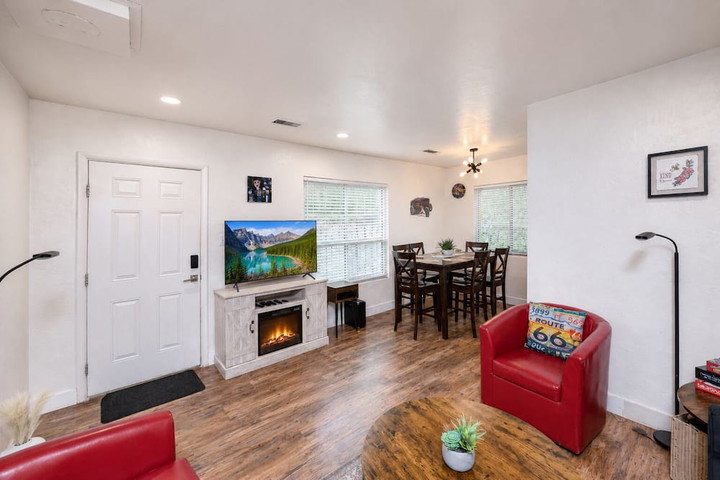 Route 66 Bodacious Bungalow W/ac, Fully Fenced Yard, W/d, 4 Smart Tvs, Fast Wifi - Williams, AZ