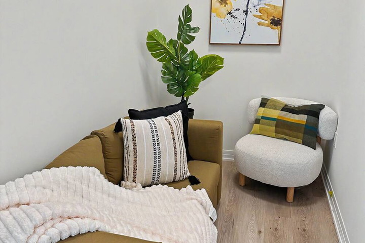 Modern 2br+den Condo Near Square One | Sleeps 6 | Mins To Pearson Yyz - Brampton
