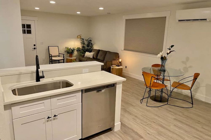 Luxurious Modern Retreat In Downtown W/ Pool - Salem, OR