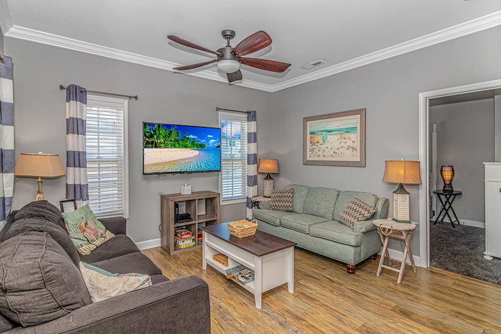 Beautiful Home Looking At Sand Dollar Lake, Close To Beach, Limo Cart Available - Surfside Beach, SC