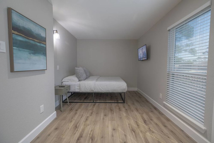 Pool House Loft | Hot Tub | Pool Table | 80" Tv - League City, TX