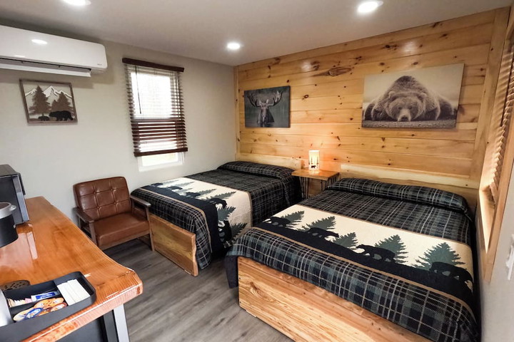 Escape To The Tranquility Of Our Cozy Cabin Inn, Where Rustic Charm Meets Modern Comfort. Experience A Home Away From Home Ambiance. - Greece, NY
