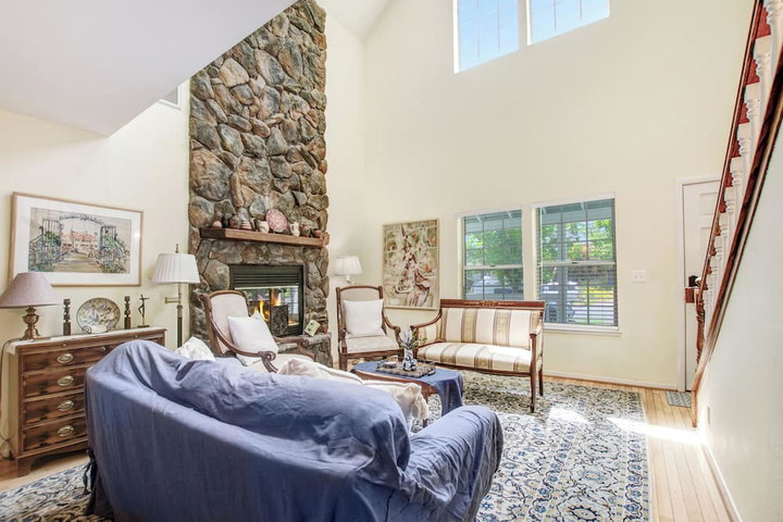 Walk To Downtown From This Spacious Home - Napa, CA
