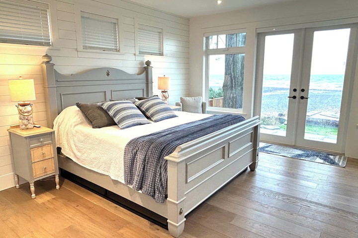 New "Seabreeze B&b" On Walkout Beach In Beautiful Qualicum Beach - British Columbia