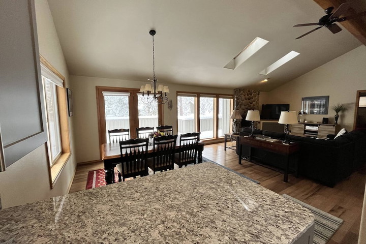 Sunriver Retreat - Sleeps 9/hottub/sharc Passes/no Extra Fees/now With A/c! - Sunriver, OR