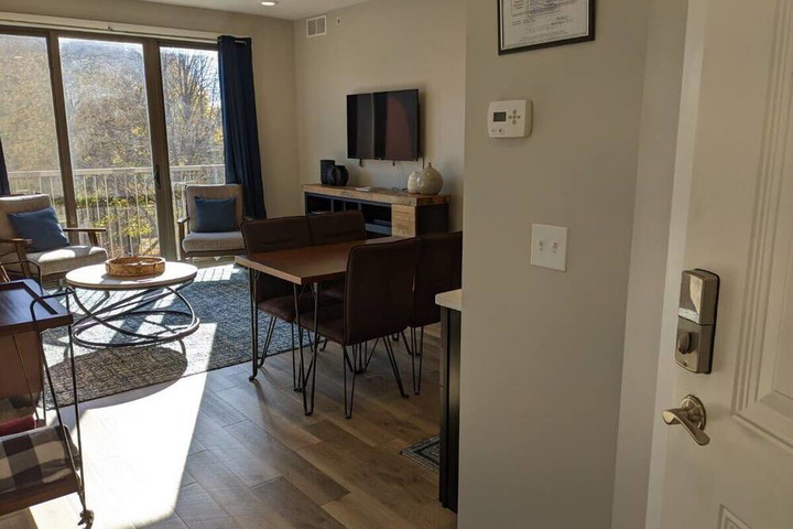 Innenstadt Tc Wohnung | Zu Fuß Zu Geschäften, Restaurants & Stränden | Capri 209 - Traverse City, MI