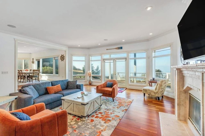 Stunning Dog Friendly Waterfront Villa With Sunset Views And Fireplace - Port Townsend, WA