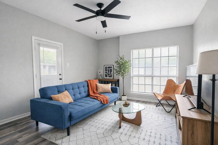 Chic 1br Retreat | Gym, Pool & Free Parking - Bedford, TX