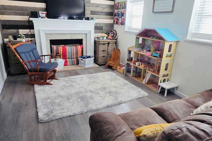 Spotless, Family-friendly Gem! Hot Tub, Steam Shower, Playground & Gym - Erie, CO
