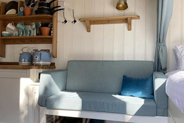 Romantic Shepherd Hut With Sea Views - 10 Min Walk From The Beach! - Guernsey