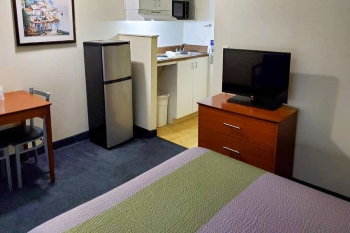 2 Full Beds | Non-smoking, Kitchen - Ashland, VA