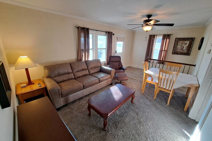 Location! Walking Distance To Colleges And Hospitals - Dubuque, IA