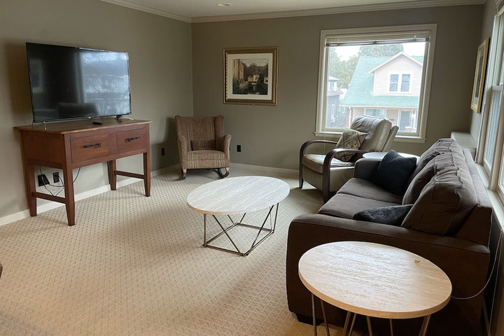 Logan Ave Holiday House - Upper - Sheboygan, WI