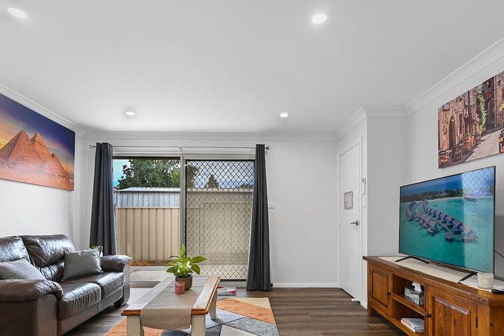 Wolaroi Villa 2, With Netflix And Disney Plus - In A Quiet Street - Orange