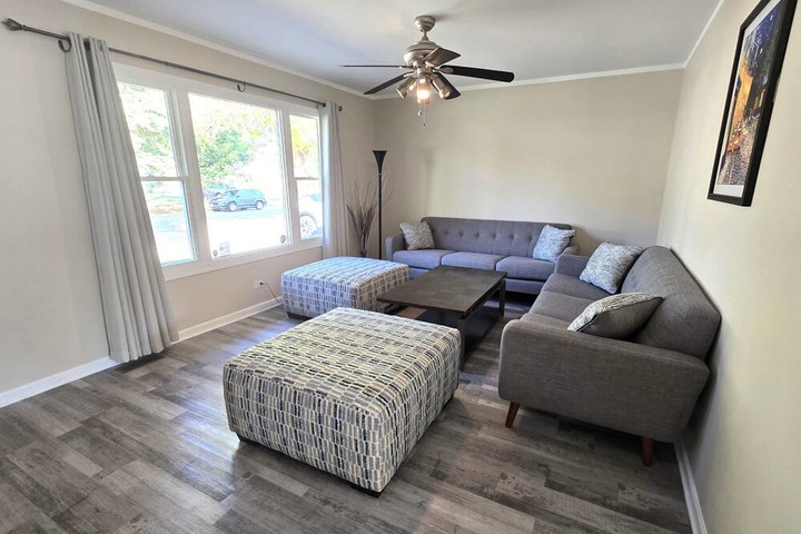 Single Family Home In Schaumburg, Il 3 Bed/ 2 Full Baths/ Fully Fenced Backyard - Schaumburg, IL