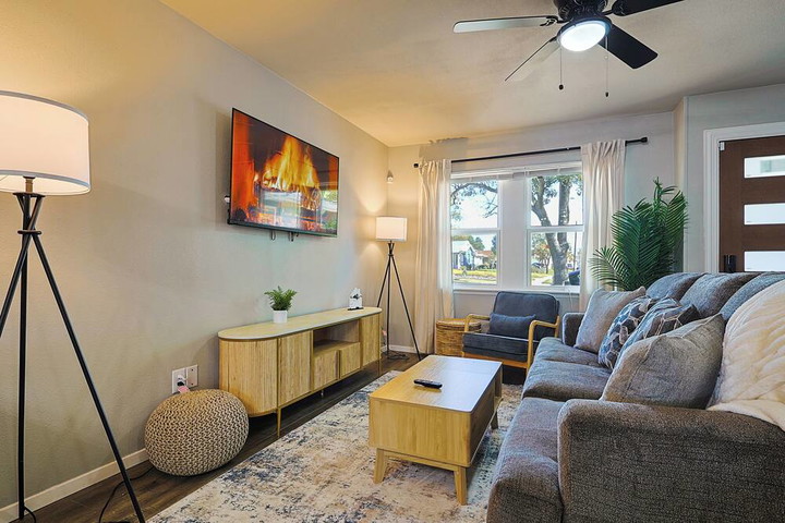 Stylish Dallas Retreat - Sleeps 14 - Game Room + Prime Location Near Galleria - Irving, TX
