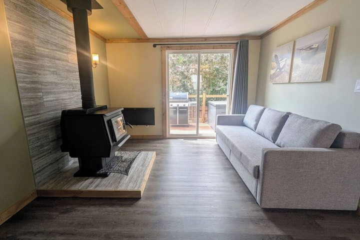 Hillcrest Hideaway: Spacious Mountain View Oasis - Blairmore