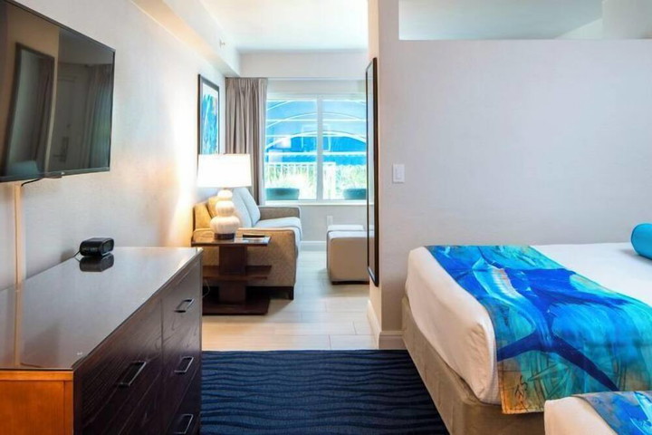 Unwind In Our Florida Haven! 2 Spacious Units, Outdoor Pool! - St. Pete Beach, FL