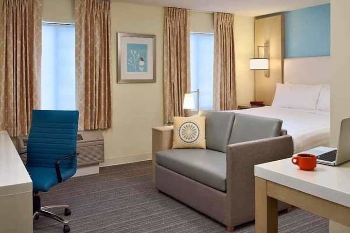 Comfort & Convenience At Auburn Hills! Kitchenette, Outdoor Pool, Free Breakfast - Bloomfield Hills, MI