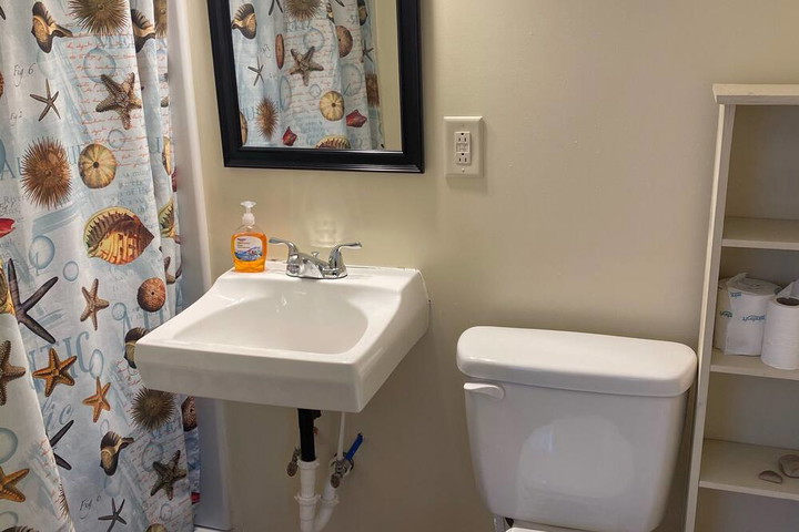 "Deja Blue" Unit 5, 1 Bdrm, Lower-level Apartment On Lake - Geneva, OH