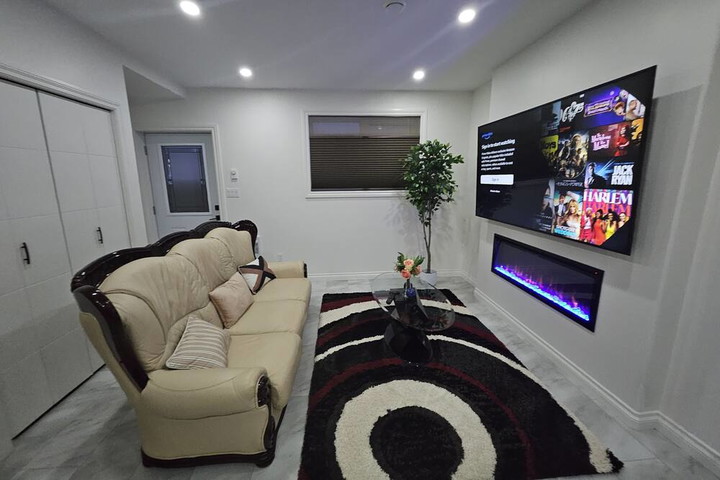 Classy And Modern Suite 10 Minutes Away From City Center - Yukon