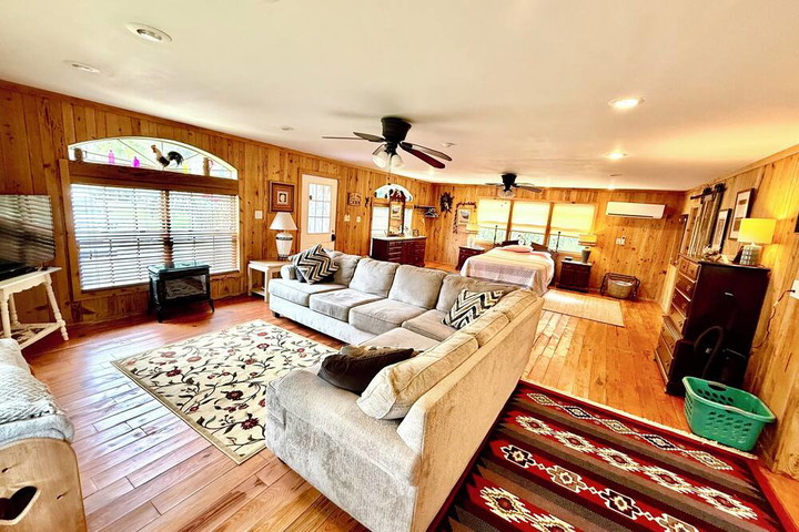 The Cozy Cute Rustic Lodge Close To Everything. Clean & Spacious- With Fire Pit. - Homosassa
