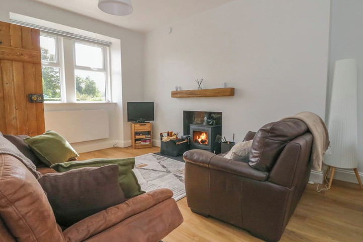 8 Douglas Place, Pet Friendly, Country Holiday Cottage In Brodick - Brodick