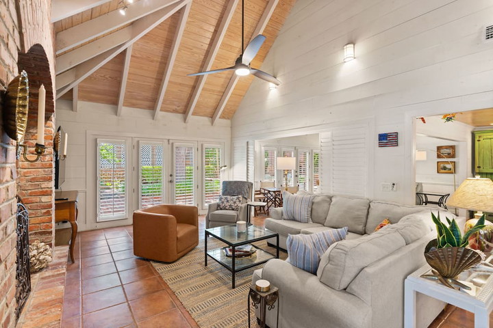 Fab East Beach Cottage, Pets, Pool & Spa; 30 Sec To The Beach! 6 Seat Golf Cart! - Brunswick, GA