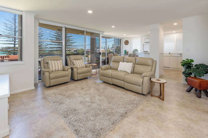 Beach Street Oasis - Central Lake Views - Tuncurry - 포스터