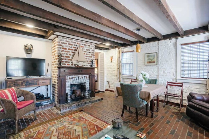 Charming Historic Garden Apartment- Near Jones St. - Savannah, GA