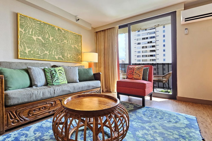 Waikiki 1 Bedroom Condo W/ Pool - Sleeps 4 - Honolulu, HI