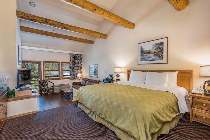 Waterside Retreat & Mountain Air Vibe | Steps From Bass Lake Recreation - Bass Lake, CA