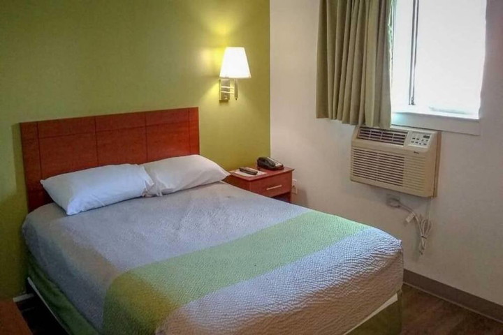 1 Queen Bed | Smoking, Micfridge - Fayetteville, NC