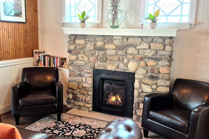 Beautiful Character Home In The Heart Of Down Town Banff. - Banff
