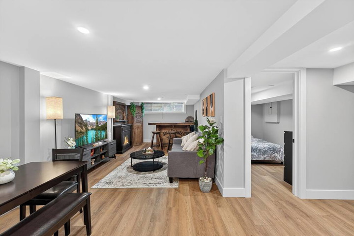 Bright & Modern 2br Basement Suite W/ Rustic Bar & Private Entrance - Kingston, Canada