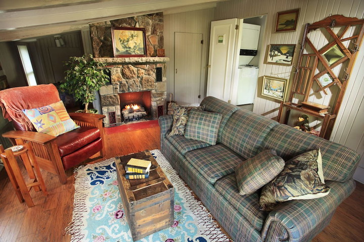Romantic, 1 Bedroom Cottage Walking Distance To Downtown, Pet Friendly, Private. - Eureka Springs, AR